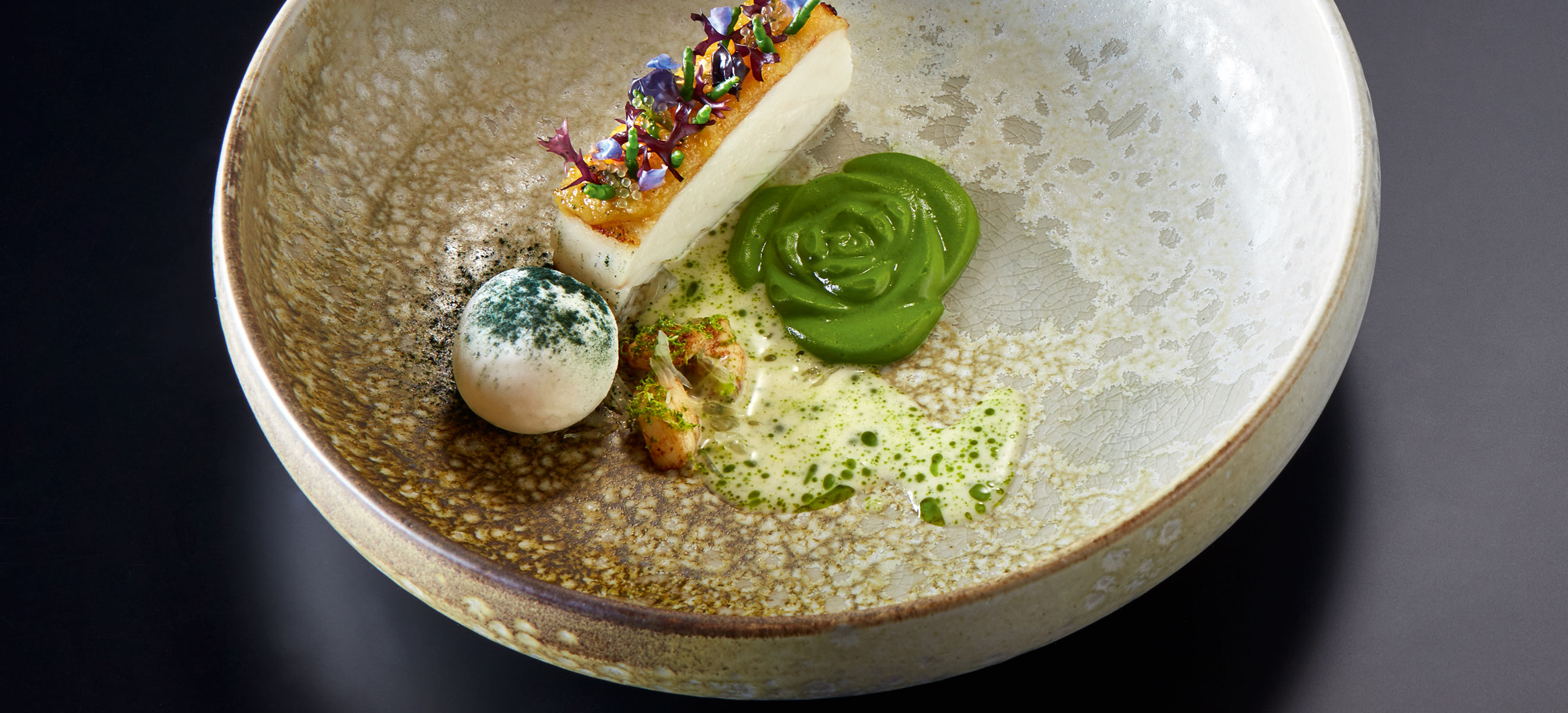 Steinbutt-Rosette mit Algen auf Limettensauce - Rezepte - Falstaff