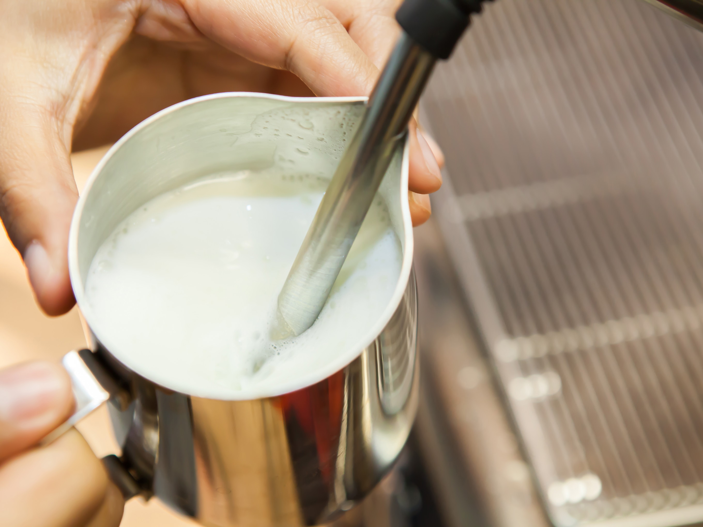 Milch richtig aufschäumen: So gelingt cremiger Schaum wie im Café ...