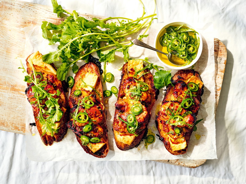 Donna Hay’s Harissa-Hähnchen auf Feta-Knoblauch-Brot - Rezepte - Falstaff